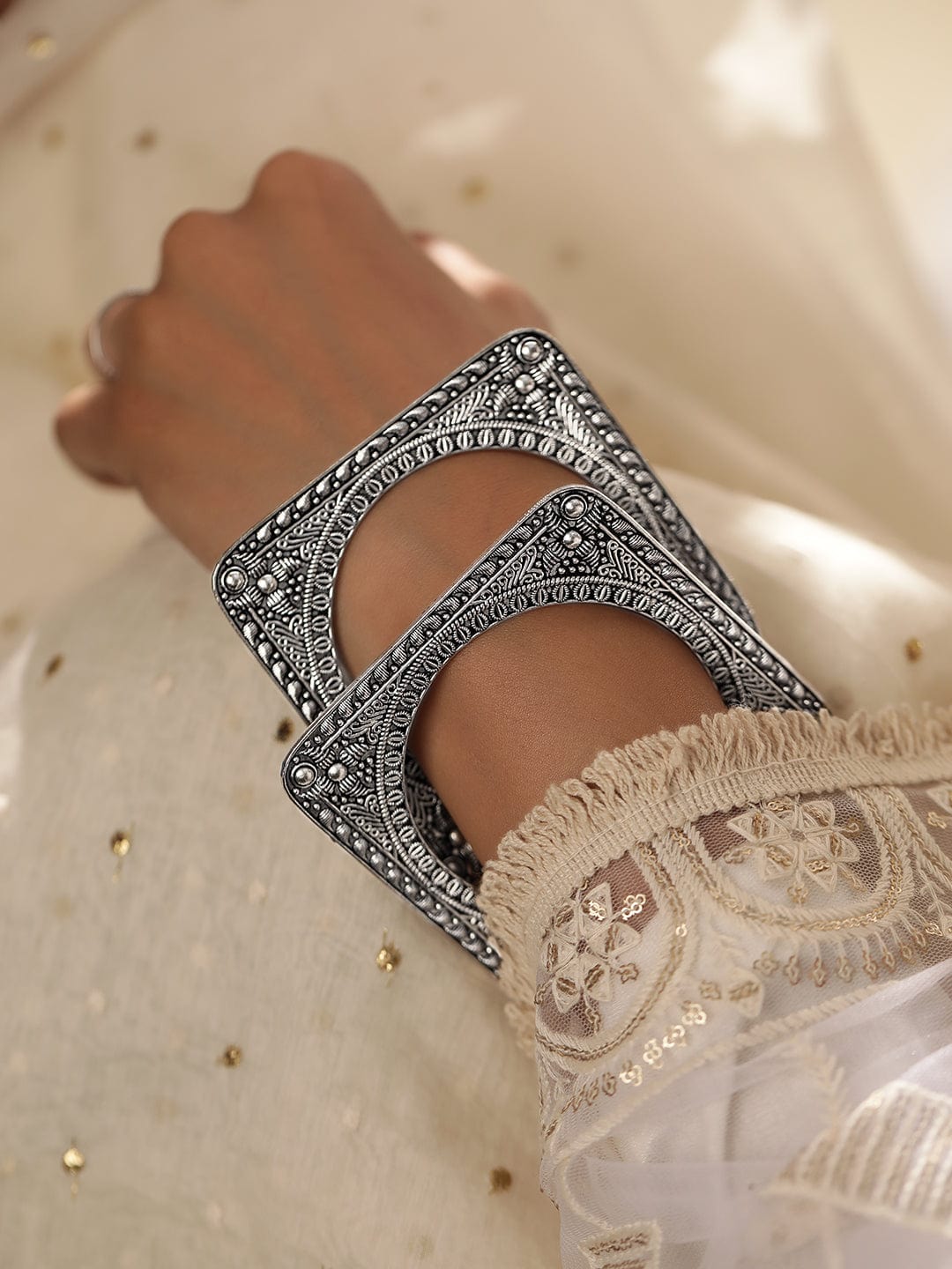 Set of 2 Square-Shaped Oxidized Silver-Plated Bangles – Rubans